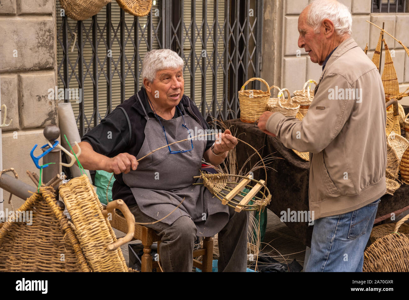 Craftsman making a basket hi-res stock photography and images - Alamy