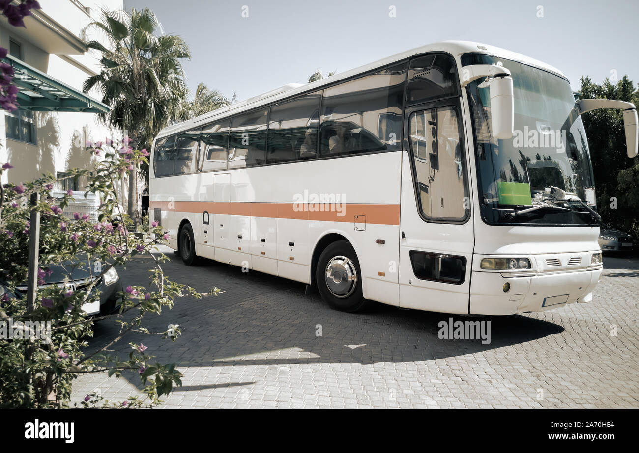 Tourist bus at the entrance to the hotel Stock Photo - Alamy