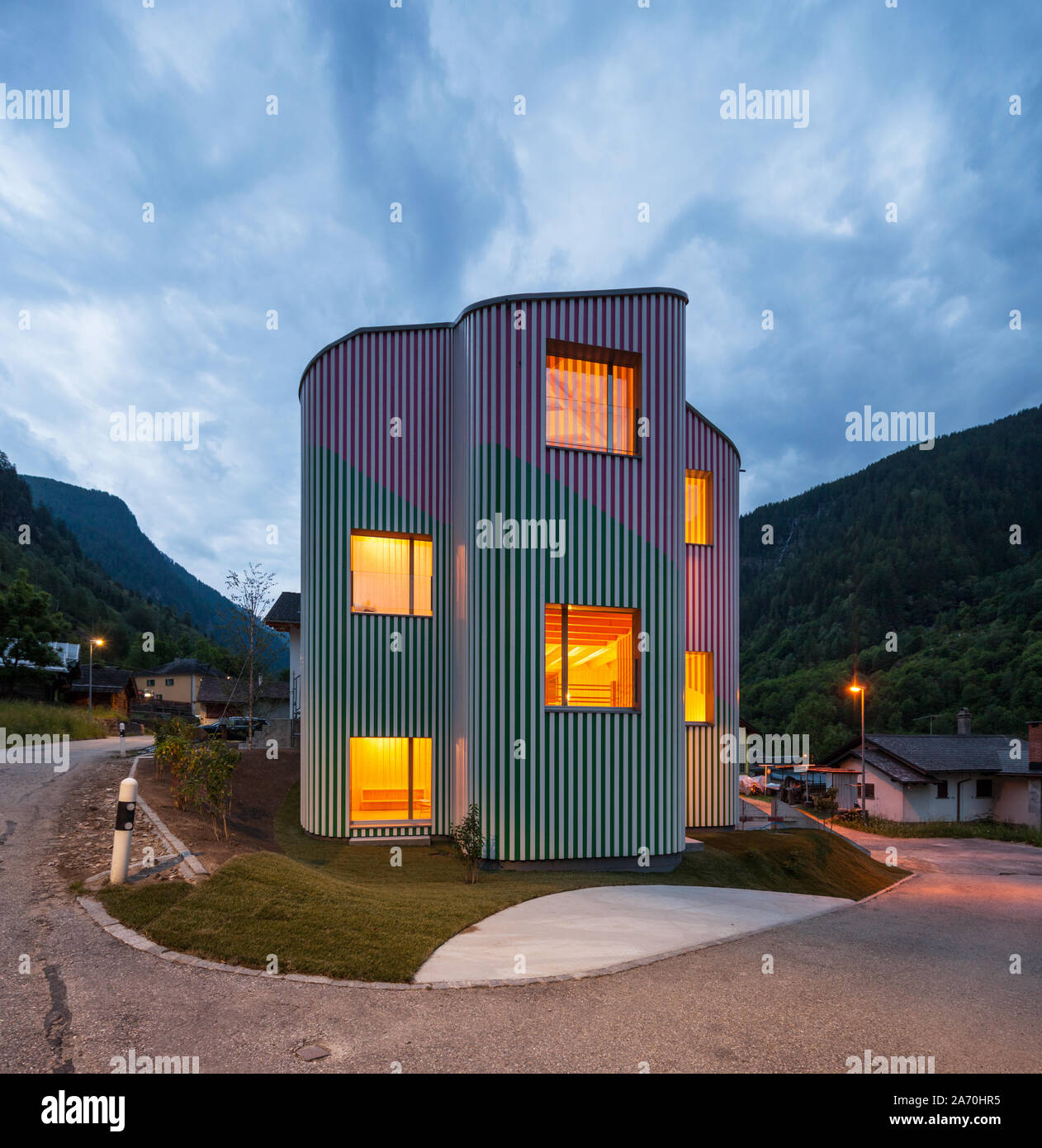 Exteriors of modern house in the evening Stock Photo - Alamy