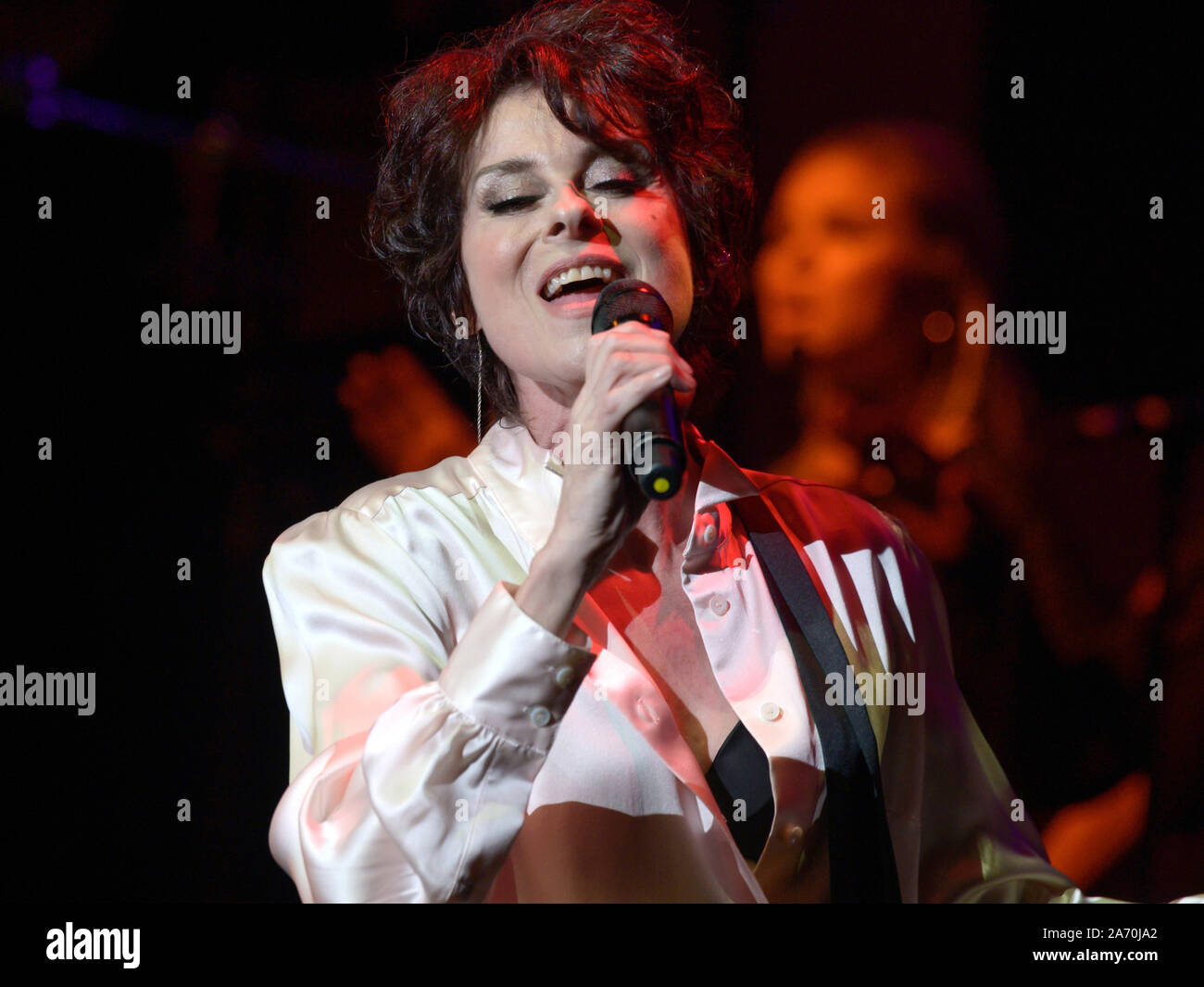 Lisa stansfield around the world hi-res stock photography and images ...