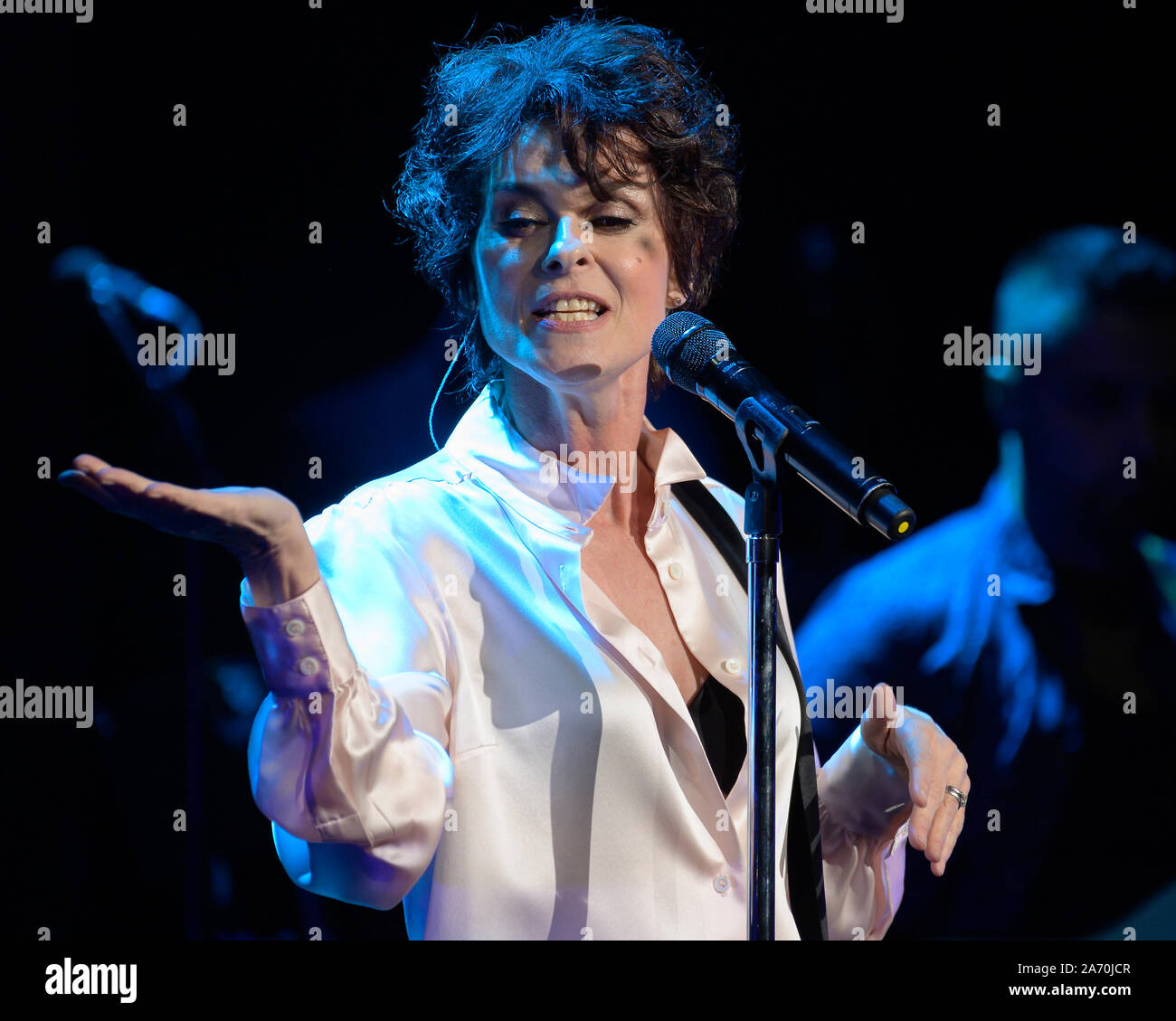 Lisa stansfield around the world hi-res stock photography and images ...