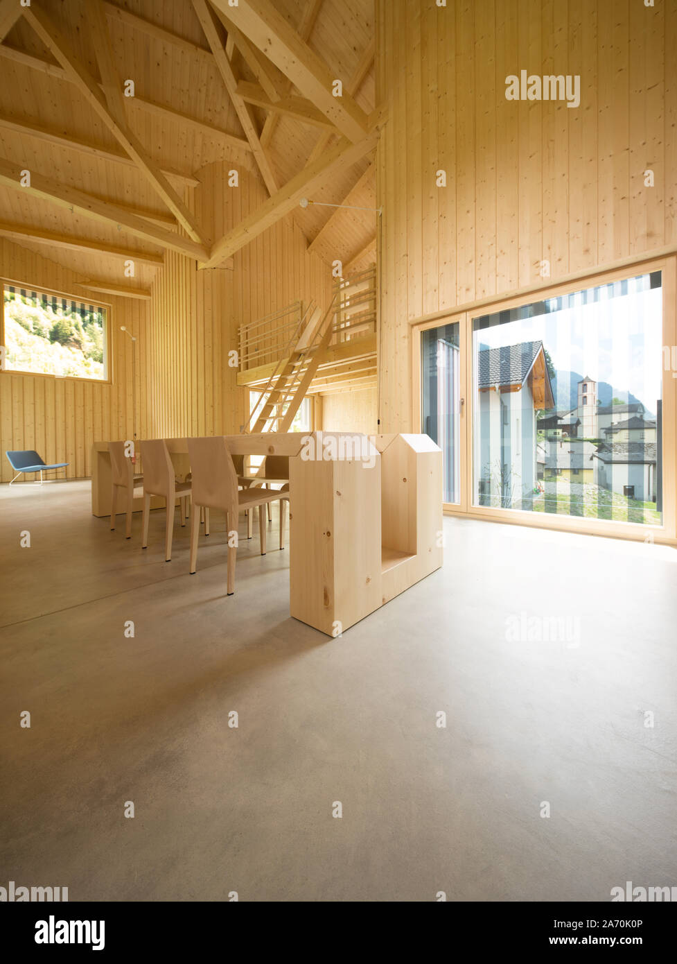 Modern house, wooden interiors open space Stock Photo - Alamy