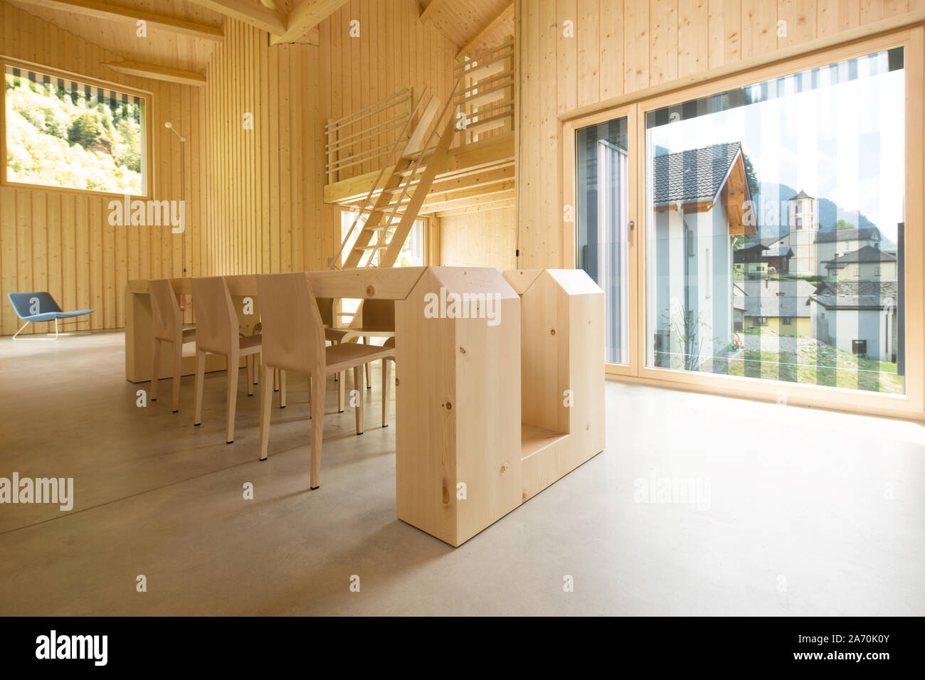 Modern house, wooden interiors open space Stock Photo - Alamy