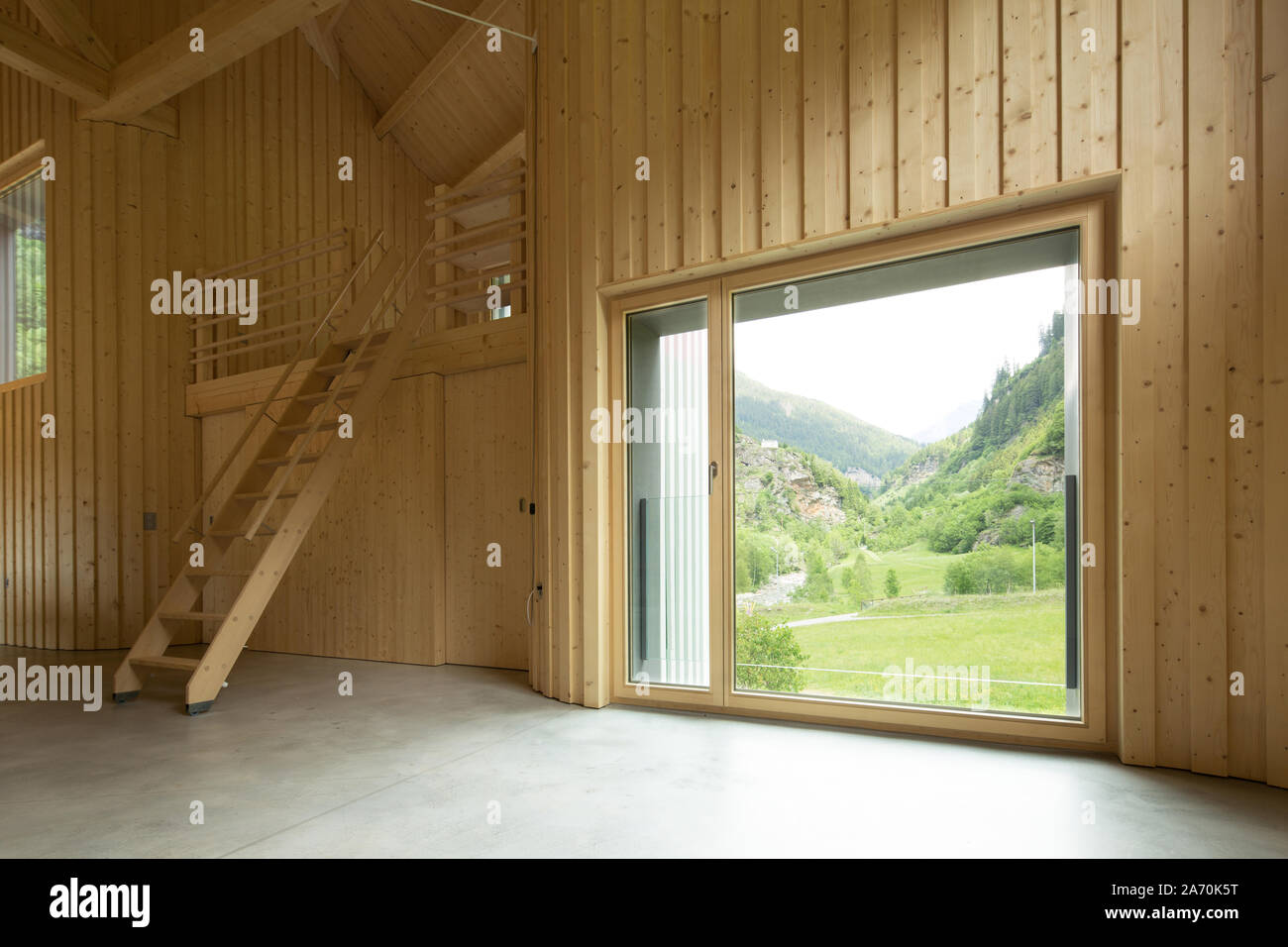 Modern house, wooden interiors open space Stock Photo - Alamy