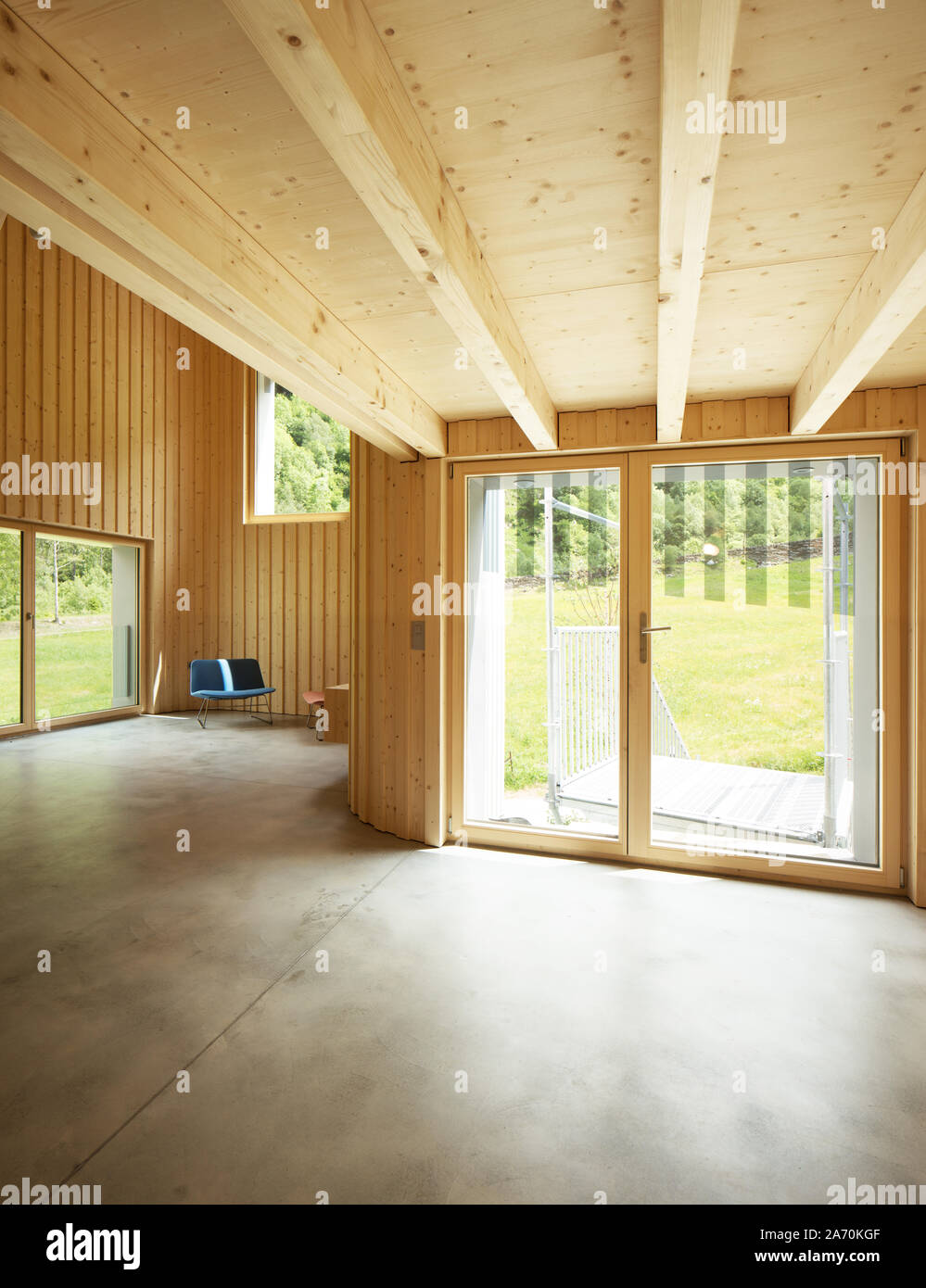 Modern house, wooden interiors open space Stock Photo - Alamy