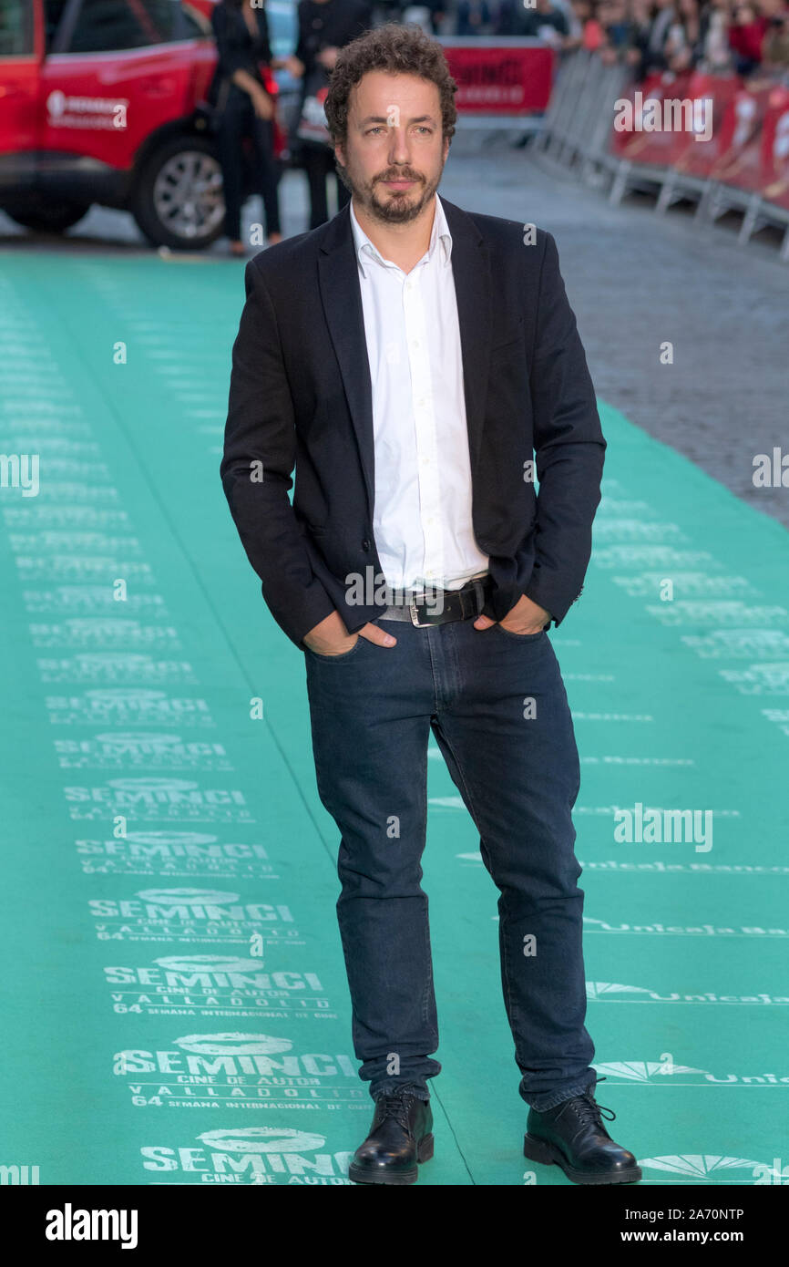 El actor Vito Sanz posa para la prensa gráfica a la entrada del teatro ...