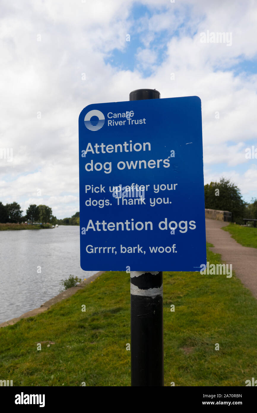 Dog owners sign to clean up mess Stock Photo - Alamy