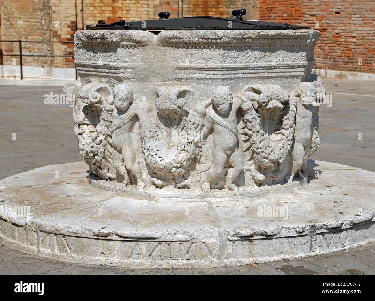 ancient stone well in a square in Venice Italy Stock Photo - Alamy