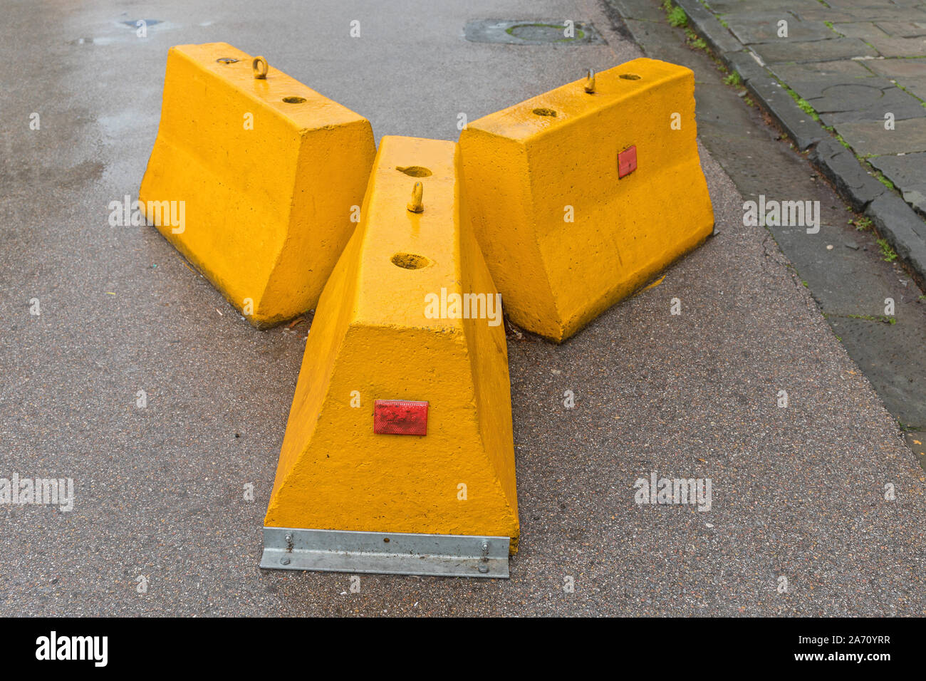 Temporary concrete barrier hi-res stock photography and images - Alamy