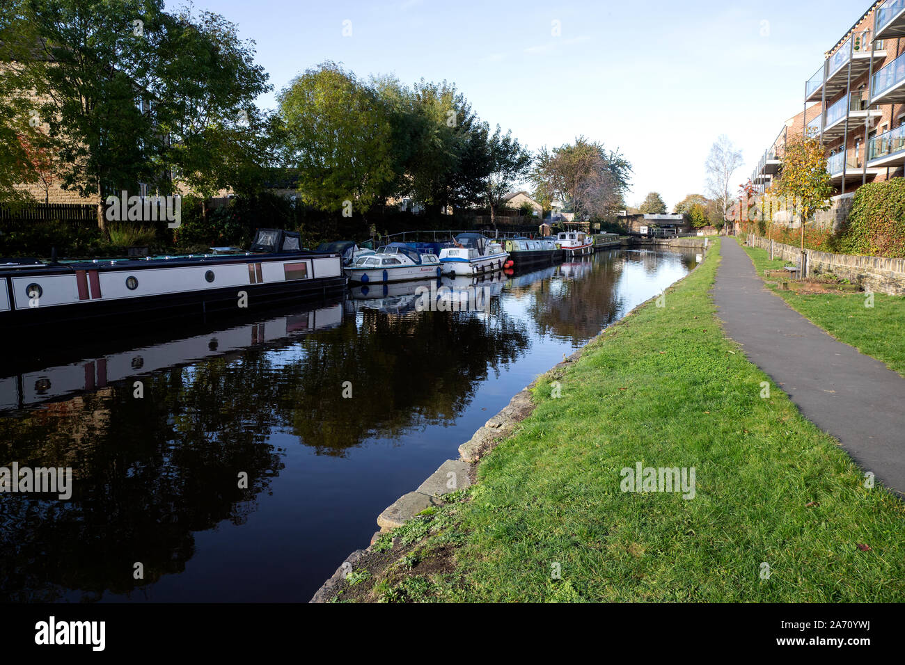 Calder and hebble navigation canal hi-res stock photography and images ...