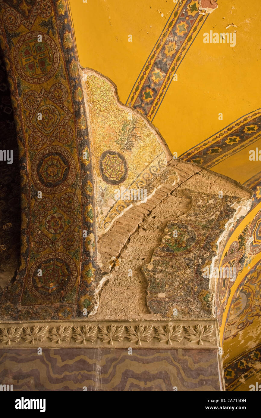 Crumbling ceiling hi-res stock photography and images - Alamy