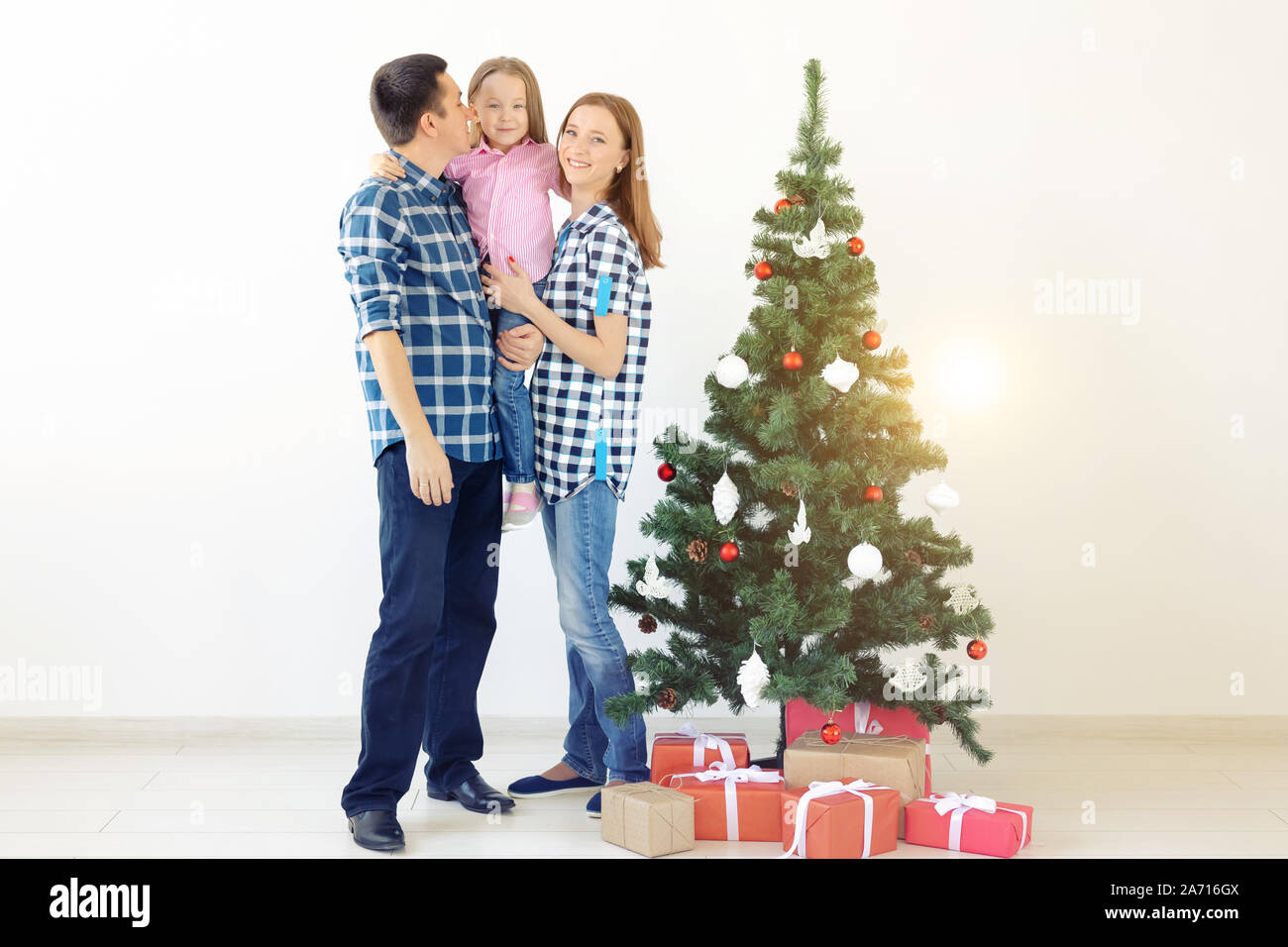 Father daughter opening gifts hi-res stock photography and images - Alamy
