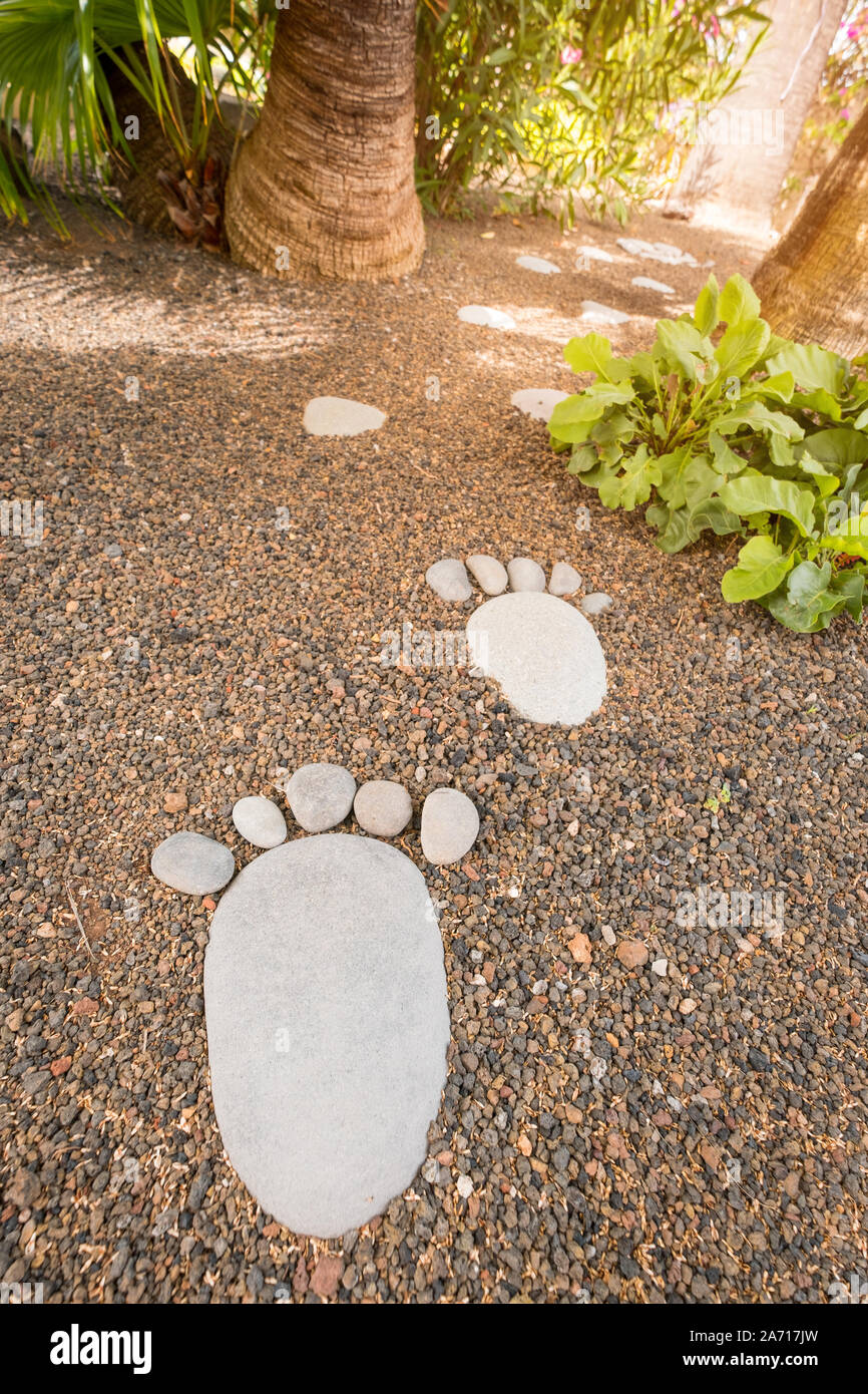 Pebble stone path walkway hi-res stock photography and images - Alamy