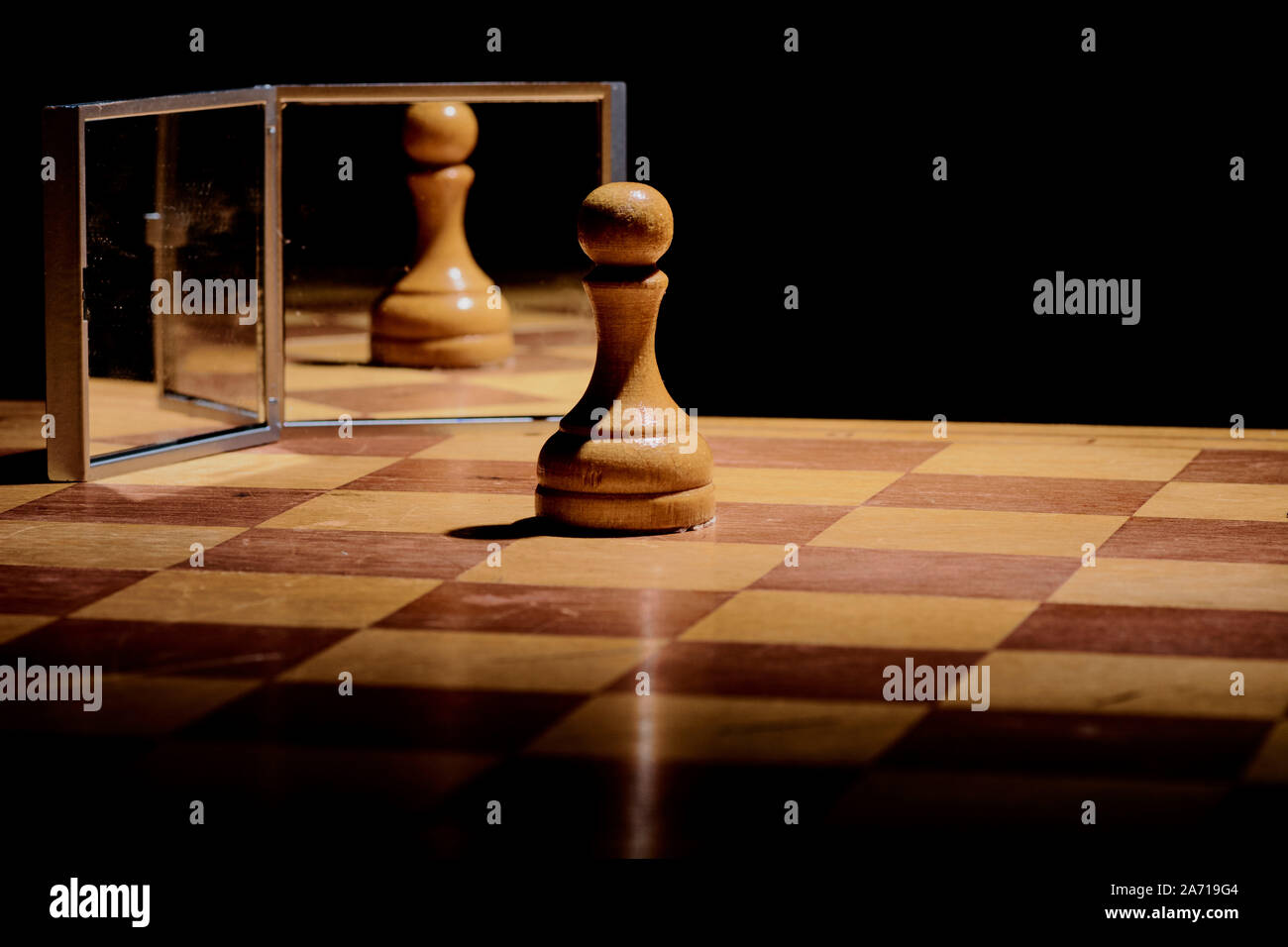 Chess horse mirror hi-res stock photography and images - Alamy