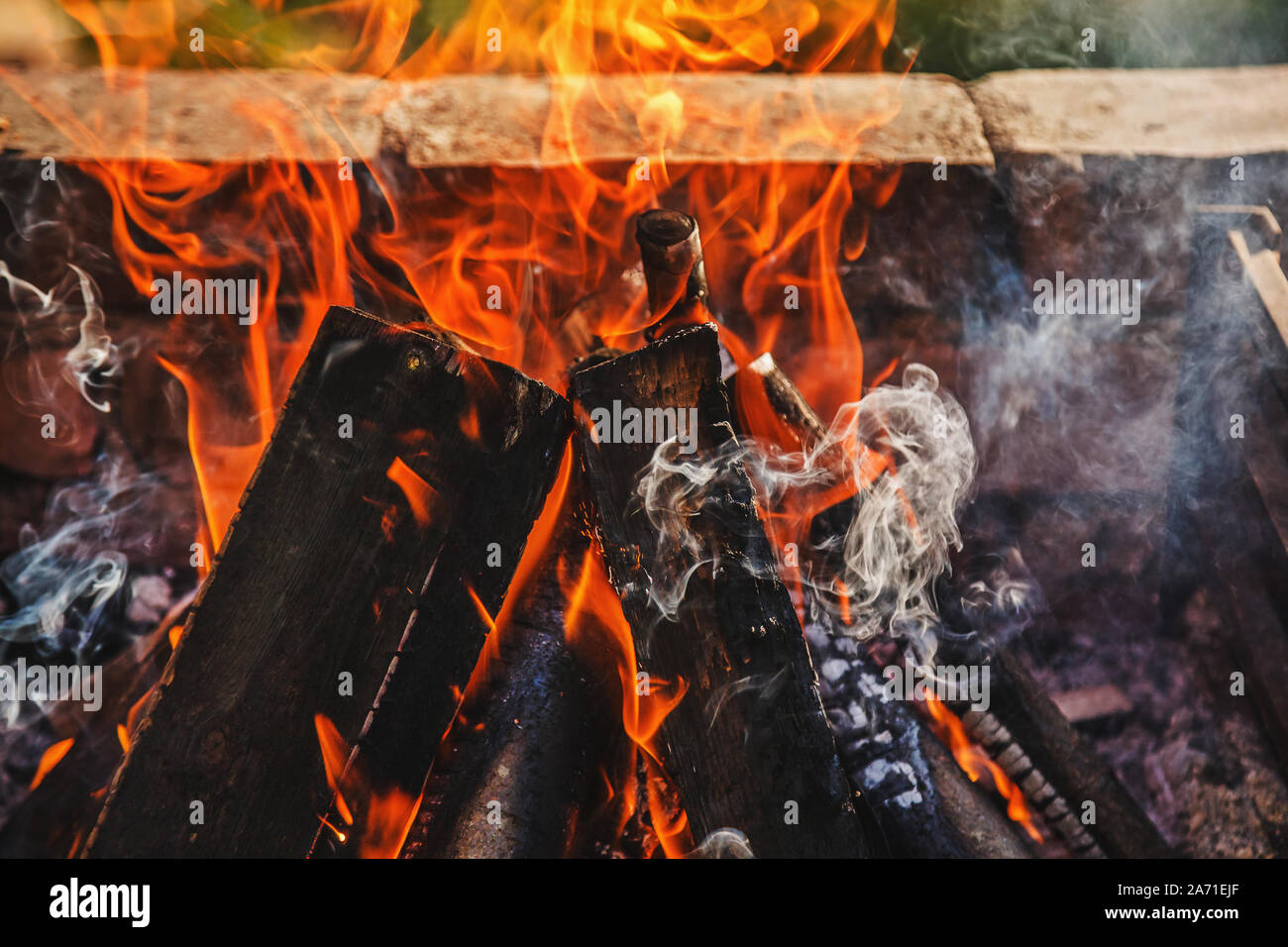 Smoke rising from bonfire hi-res stock photography and images - Alamy