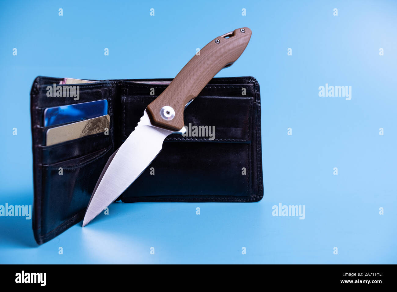 Knife, wallet and money. Knife and credit cards Stock Photo - Alamy