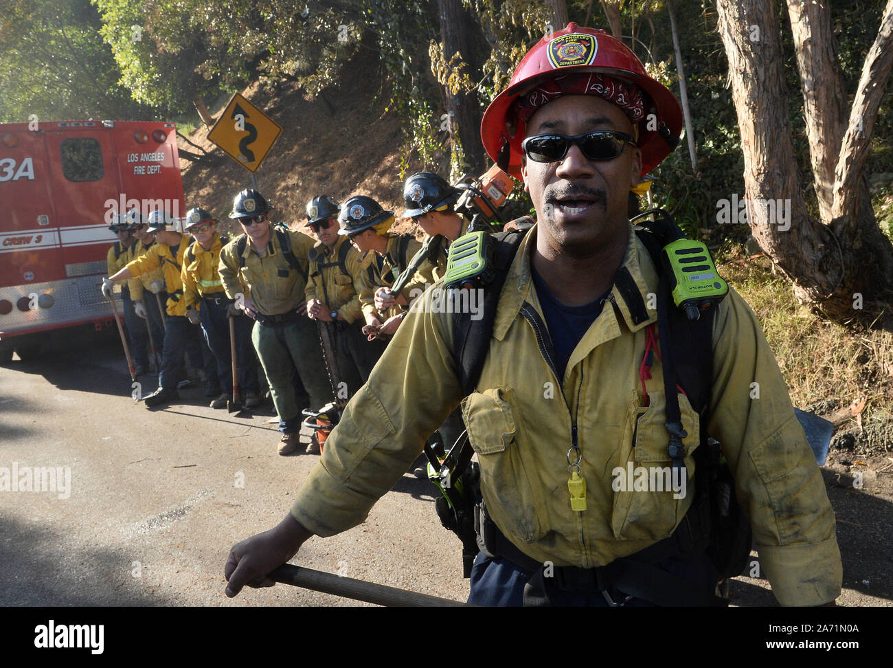 Los Angeles, United States. 29th Oct, 2019. Fire personal prepare to ...