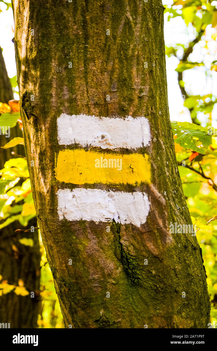 Walking track marking hi-res stock photography and images - Alamy
