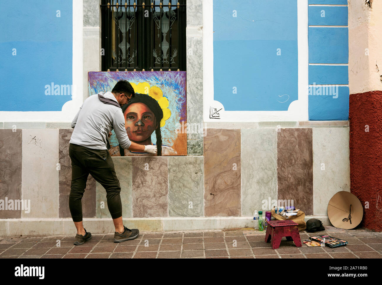Local artist (painter and cartoonist) Víctor Segoviano in action ...