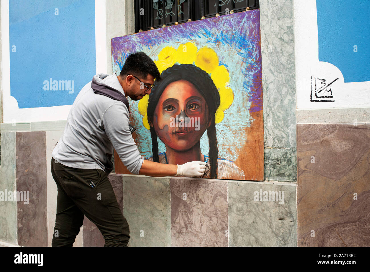 Local artist (painter and cartoonist) Víctor Segoviano in action ...