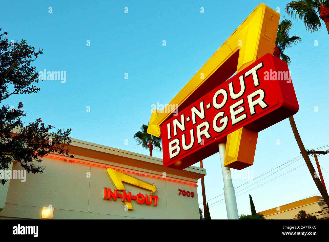 IN-N-OUT BURGER in Hollywood on Sunset Blvd. American chain of Fast ...