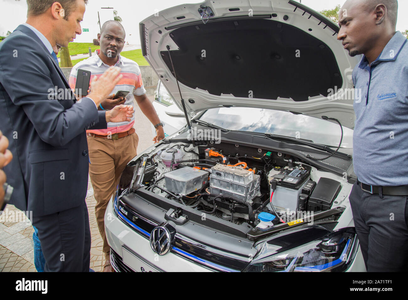 (191029) -- KIGALI, Oct. 29, 2019 (Xinhua) -- An engineer of Volkswagen ...