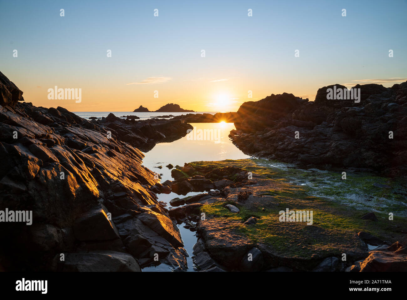 Rock pool reflections hi-res stock photography and images - Alamy