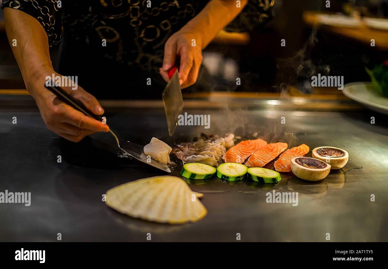 Teppaniaky chef hi-res stock photography and images - Alamy