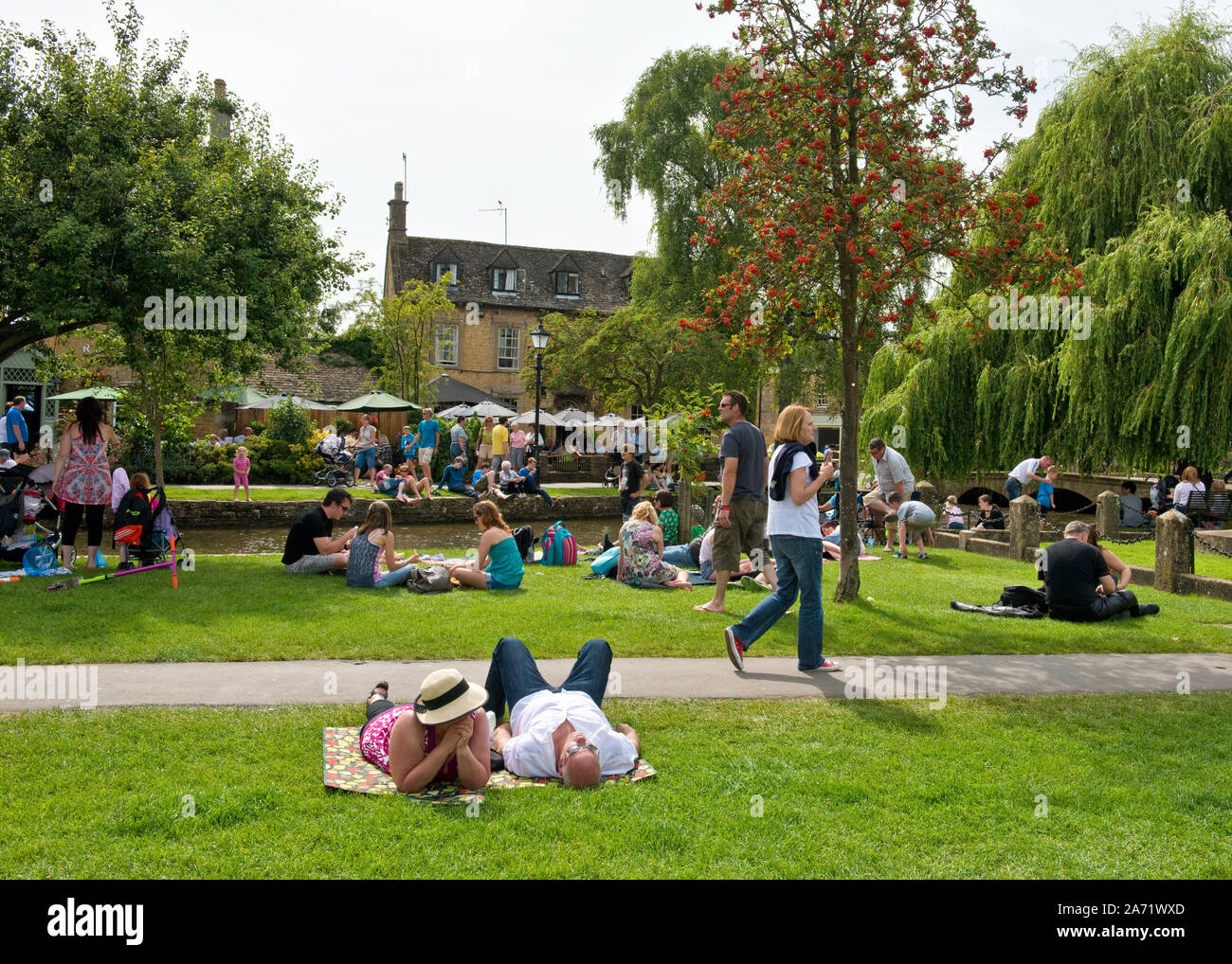 Summer crowds in Bourton-on-the-Water. Cotswolds village ...