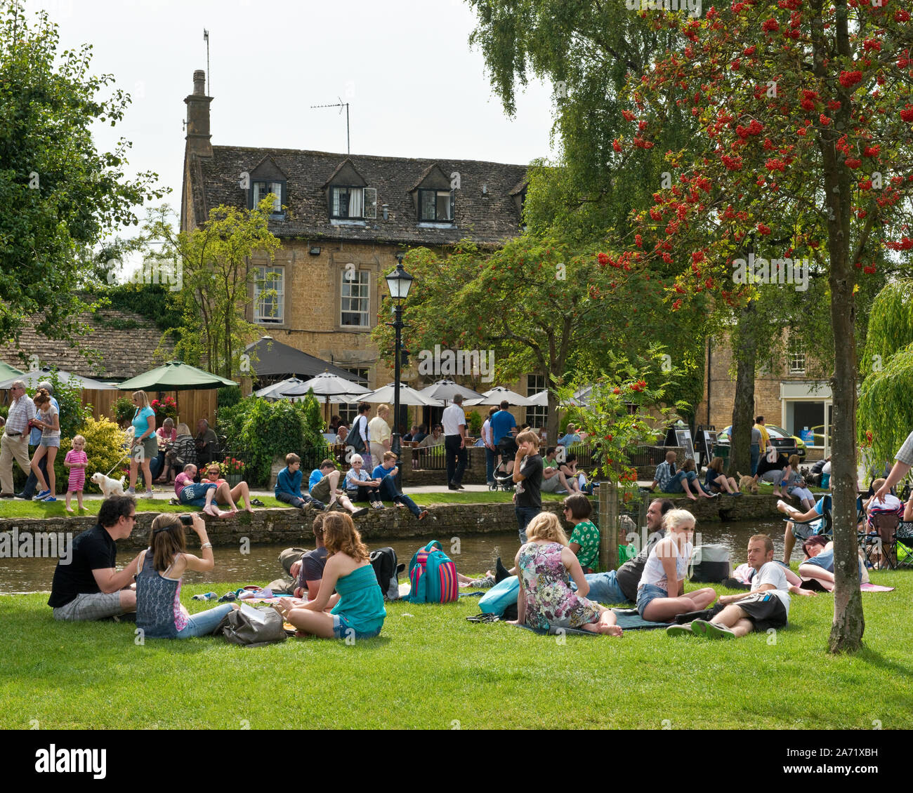 Village with crowd hi-res stock photography and images - Alamy