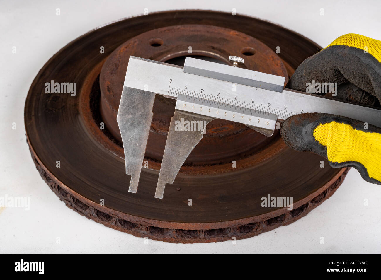 Brake disc caliper measurement. Used spare parts for passenger cars ...