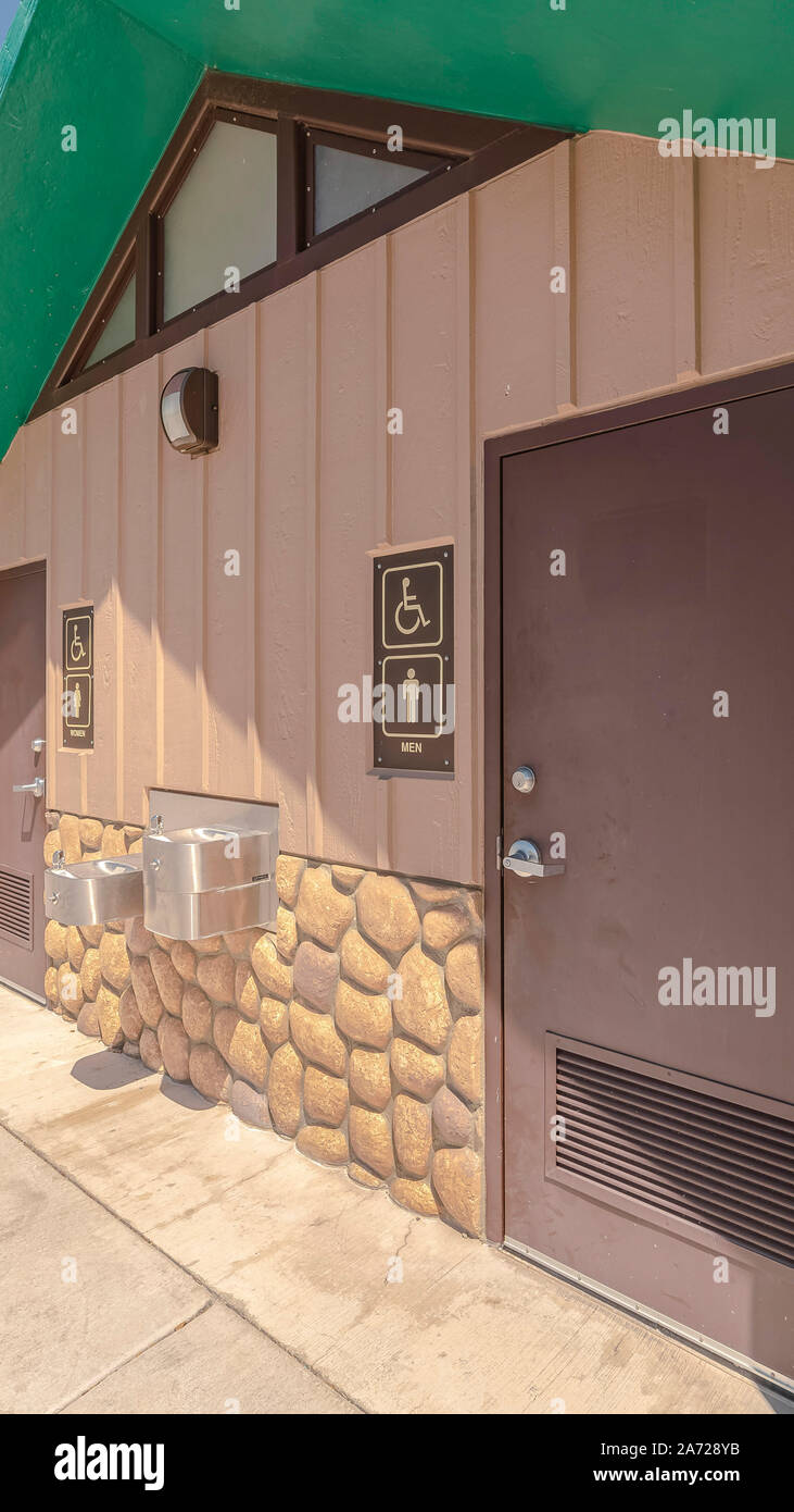 Campground bathroom hi-res stock photography and images - Alamy