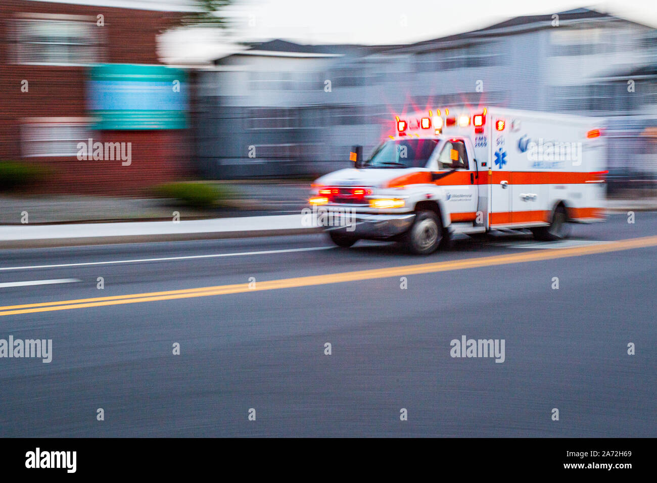 Fast ambulance hi-res stock photography and images - Alamy