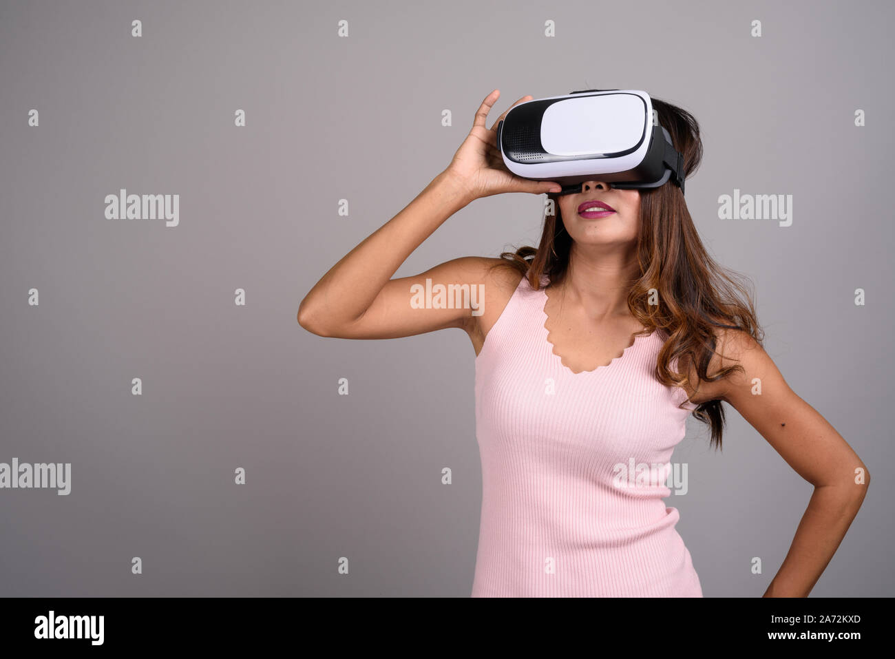 Asian woman vr headset hi-res stock photography and images - Alamy