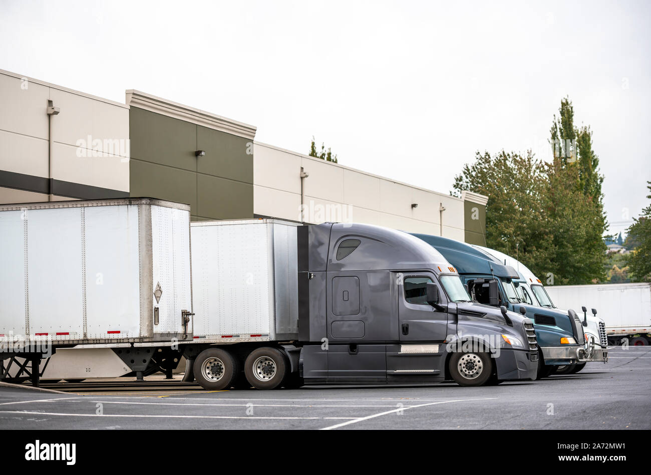 Truck loading dock parking lot hi-res stock photography and images - Alamy