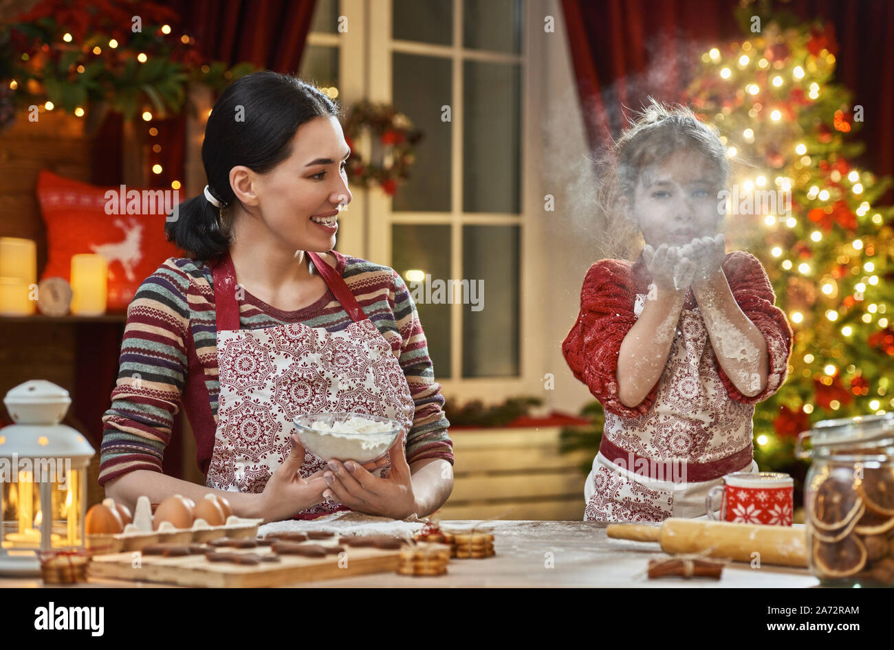 Family cooking holiday indoors hi-res stock photography and images - Alamy