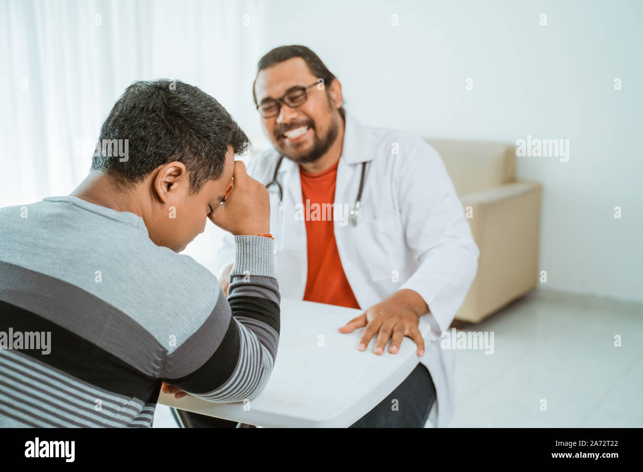 patient being motivate by friendly doctor Stock Photo - Alamy