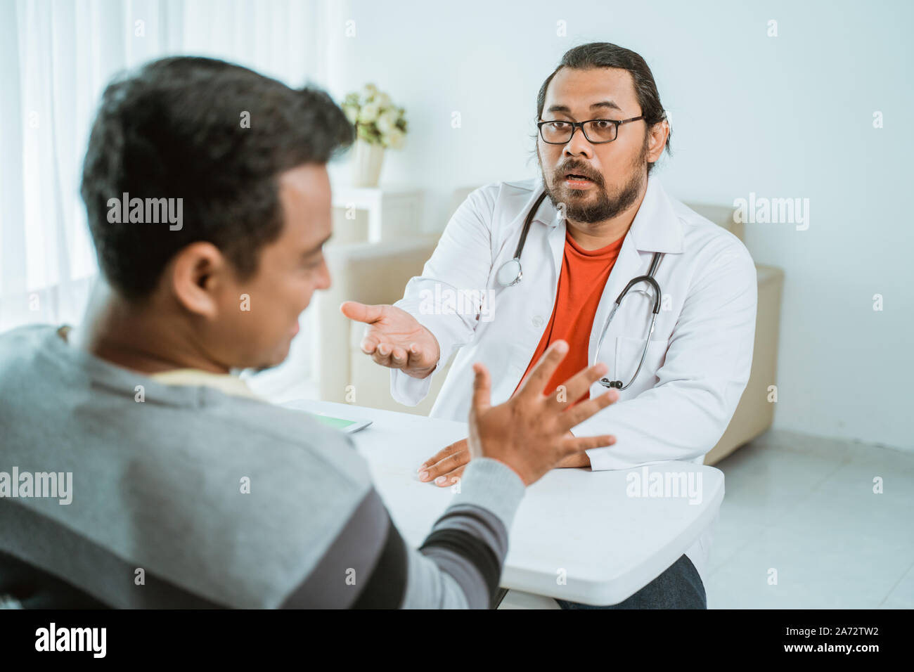 doctor asking for his payment to patient in clinic Stock Photo - Alamy