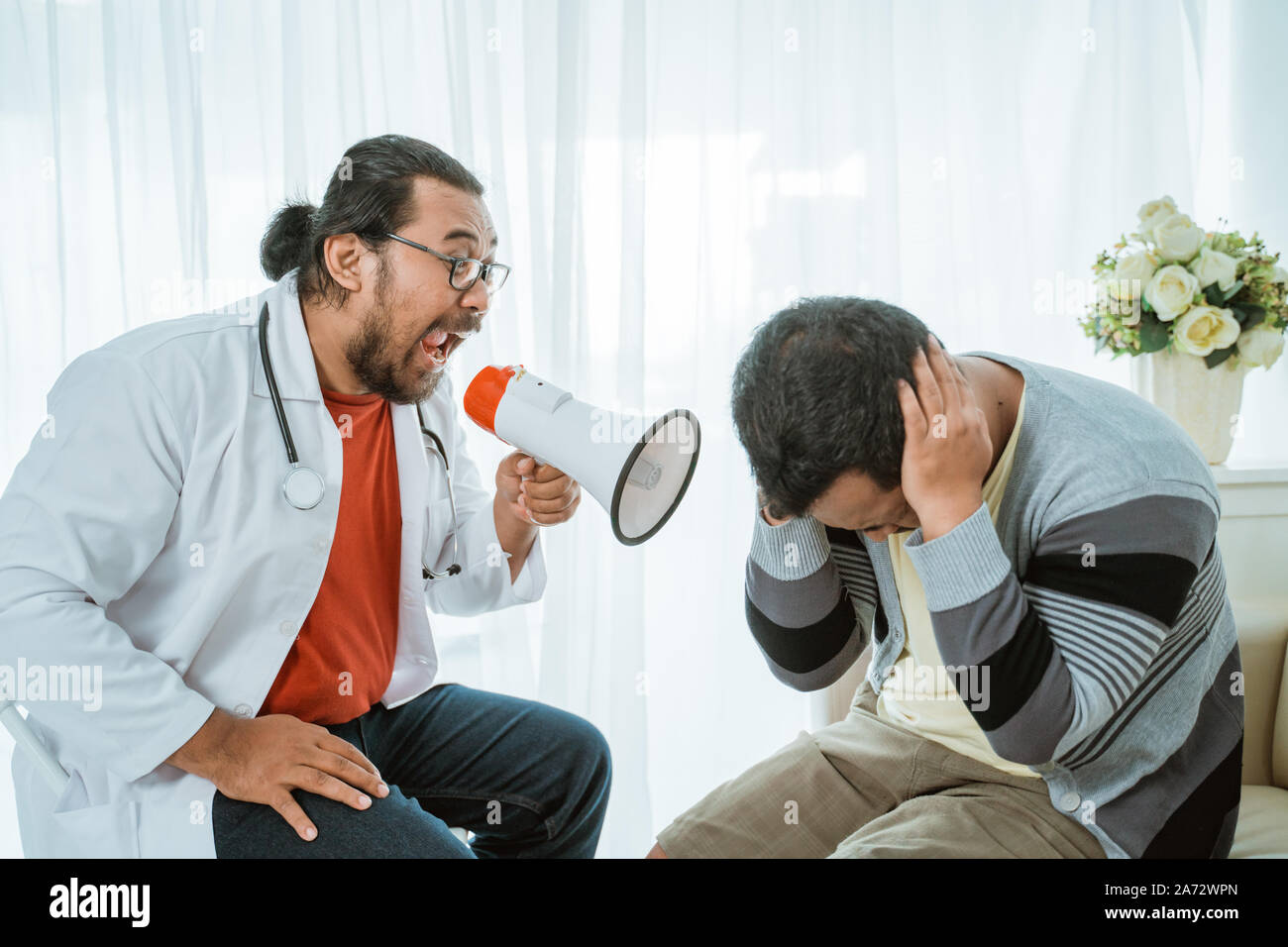 doctor specialist yelling at his patient in the clinic Stock Photo - Alamy
