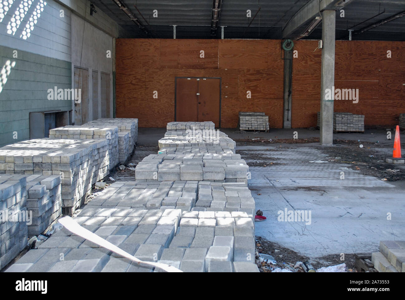 Mall doors hi-res stock photography and images - Alamy