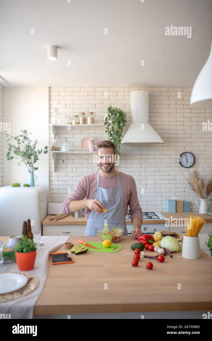 Man smile kitchen hi-res stock photography and images - Alamy