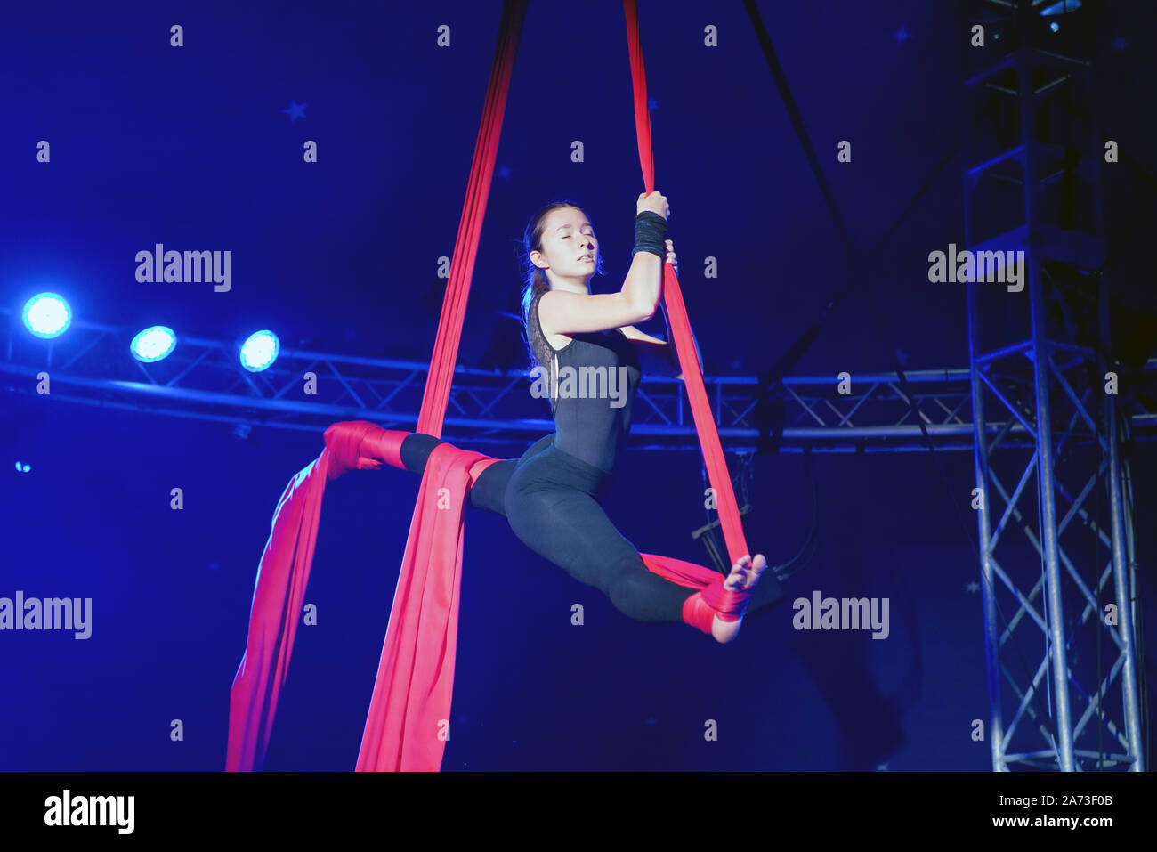 Acrobat circus hi-res stock photography and images - Alamy