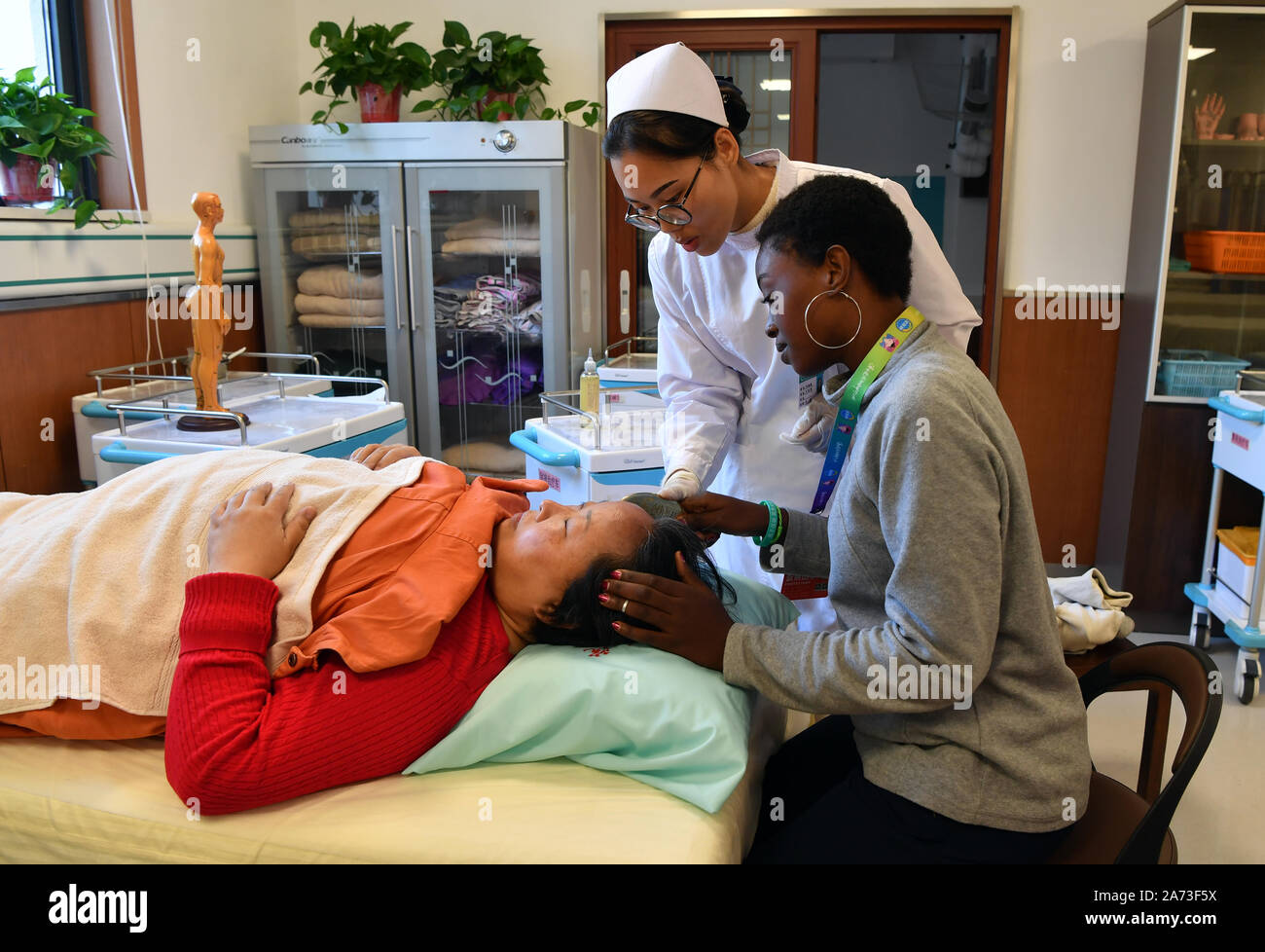 (191030) -- ZHENGZHOU, Oct. 30, 2019 (Xinhua) -- Raissa tries the ...