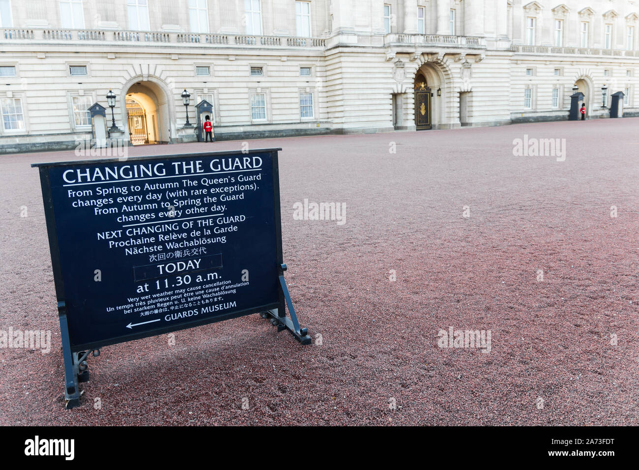 Inside buckingham palace hi-res stock photography and images - Alamy