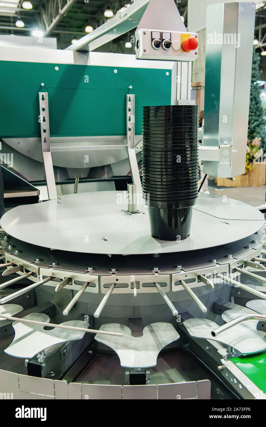 Conveyor for mechanical planting of seedlings. Machine with grabs ...