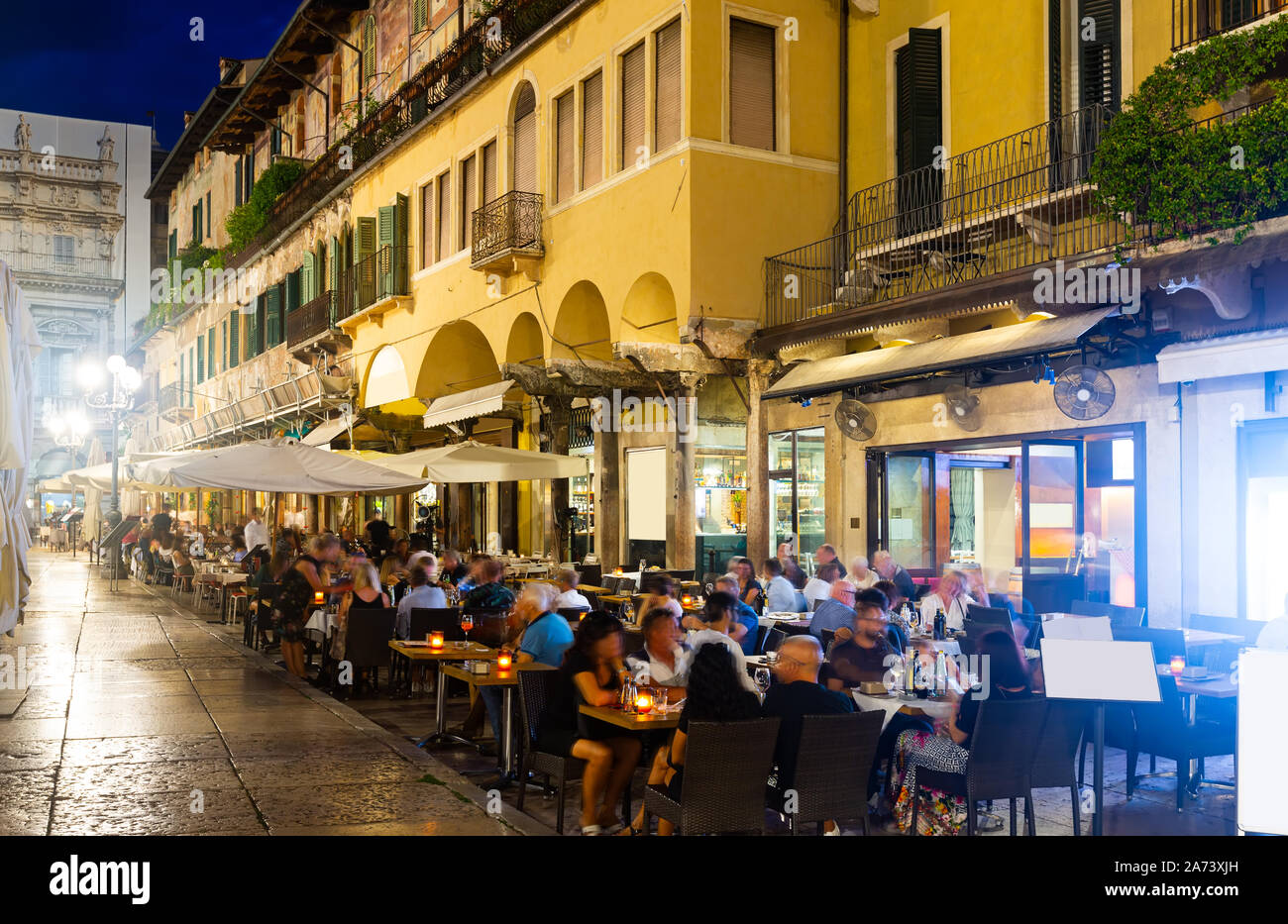 Nightlife in verona hi-res stock photography and images - Alamy