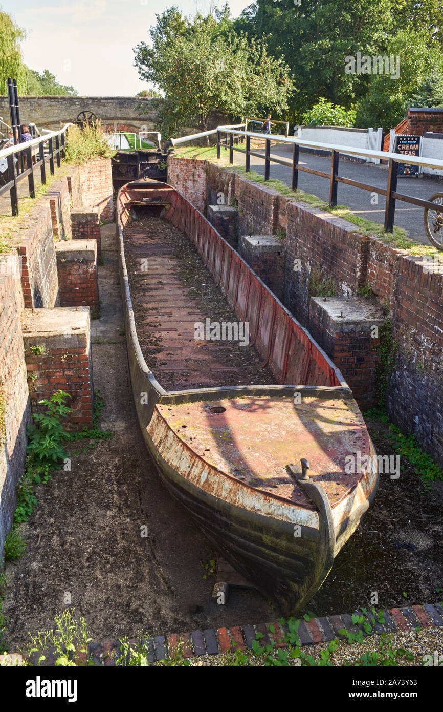 Old canal and barge hi-res stock photography and images - Alamy