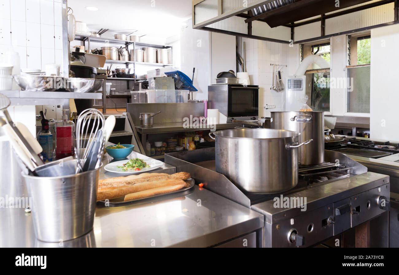 Working atmosphere in restaurant kitchen hi-res stock photography and ...