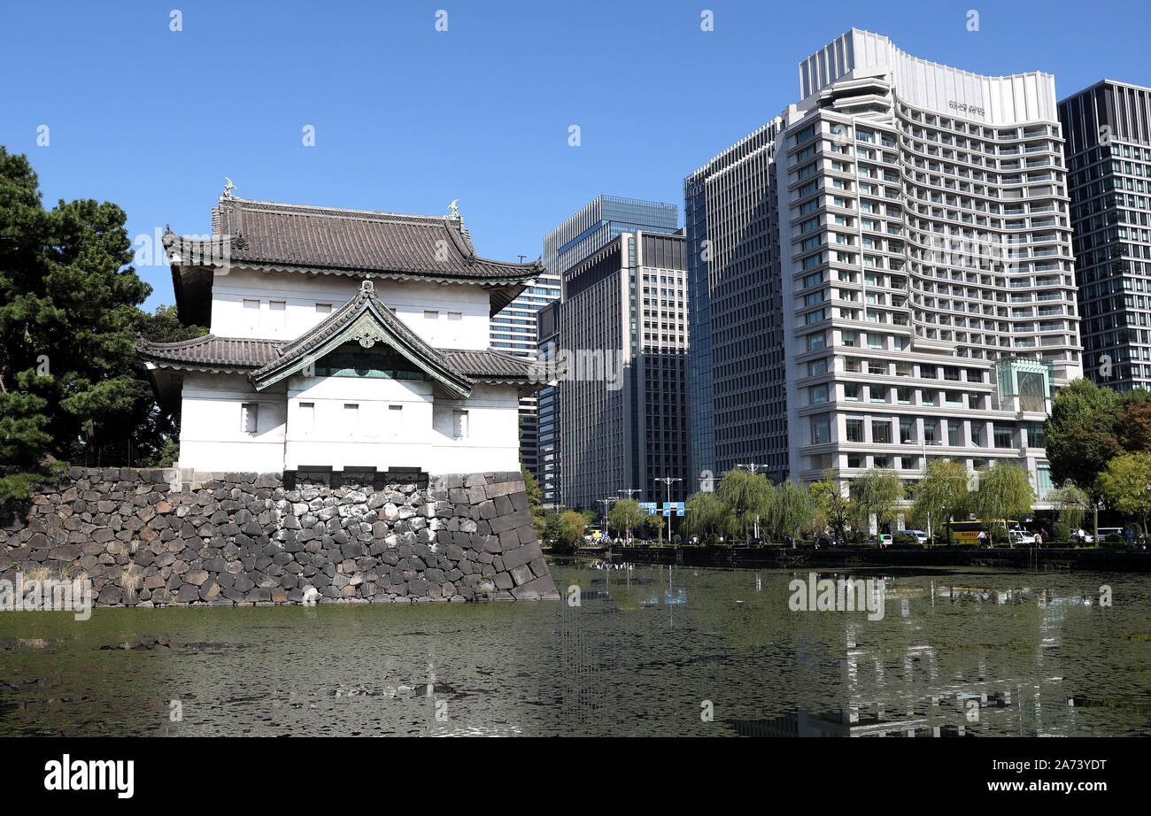 Moat and keep at the Imperial Palace in the centre of Tokyo Stock Photo ...
