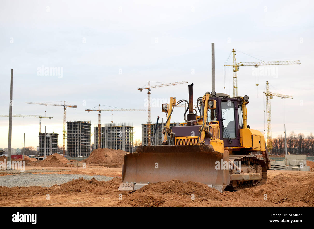 Track-type bulldozer, earth-moving equipment. Land clearing, grading ...